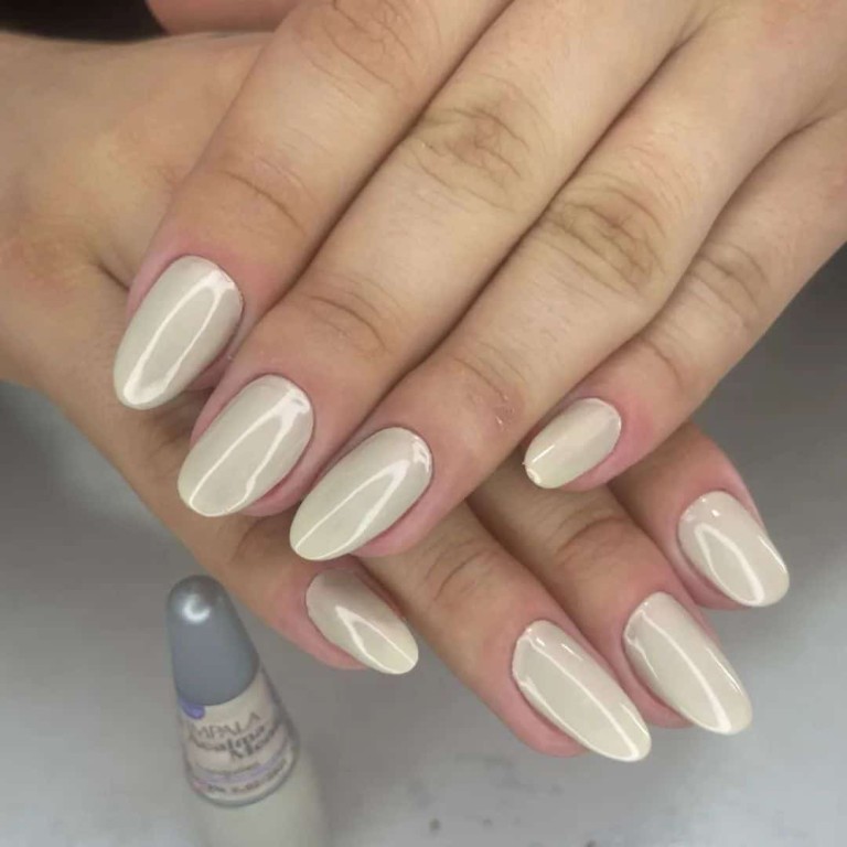 O charme das unhas amendoadas: como conquistar esse formato elegante ...